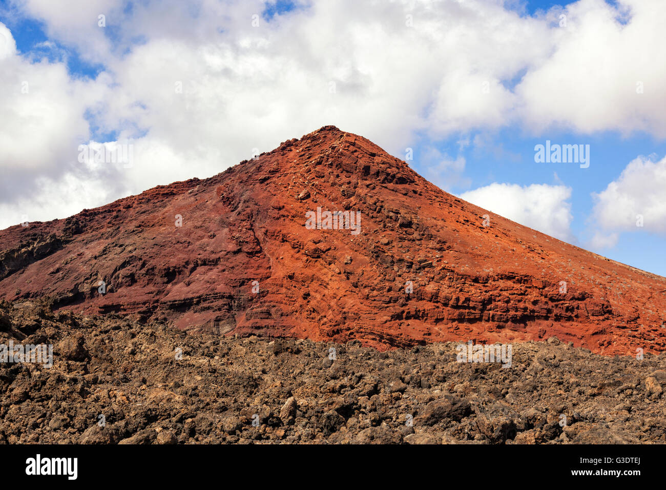 Volcan rouge Banque de photographies et d’images à haute résolution - Alamy