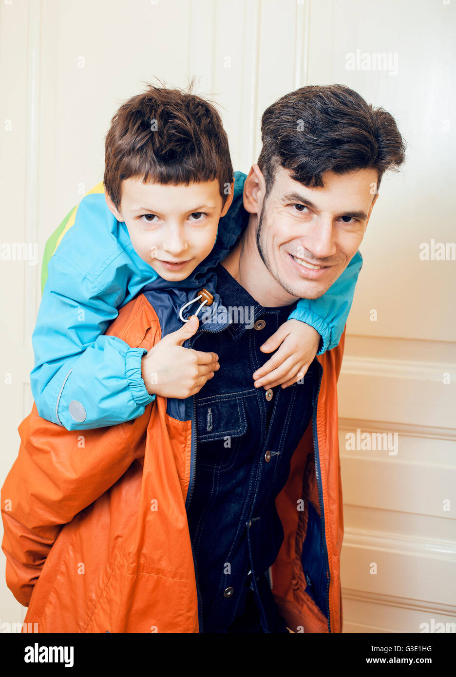 Beau Jeune Père Avec Son Fils De Jouer à La Maison Le Style De Vie De