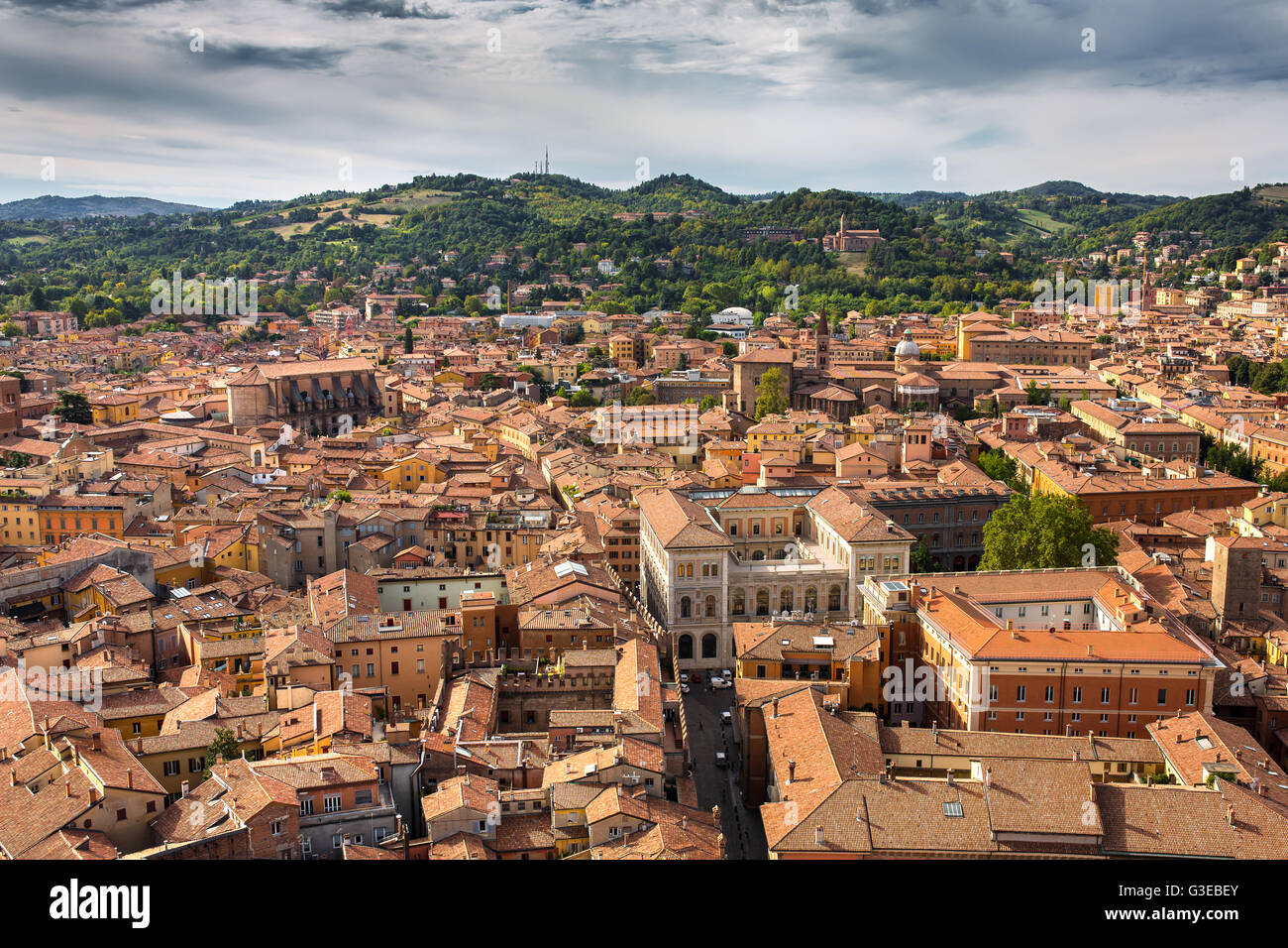 Vue aérienne de toits de tuiles rouges et d'anciennes Â"Grâce TorriÂ ...