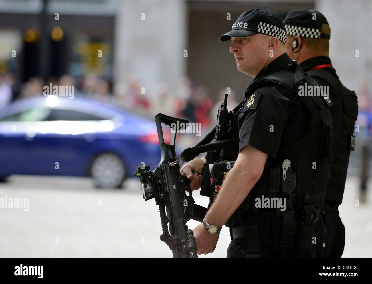 Police avec des armes Banque de photographies et d’images à haute ...