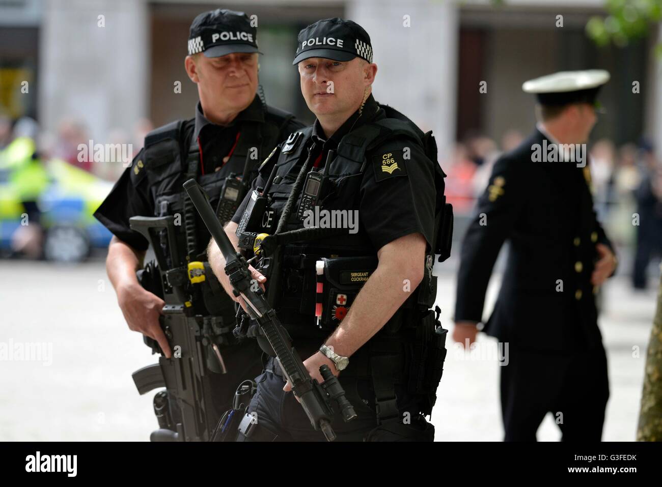 Officiers de police armés londres Banque de photographies et d’images à ...