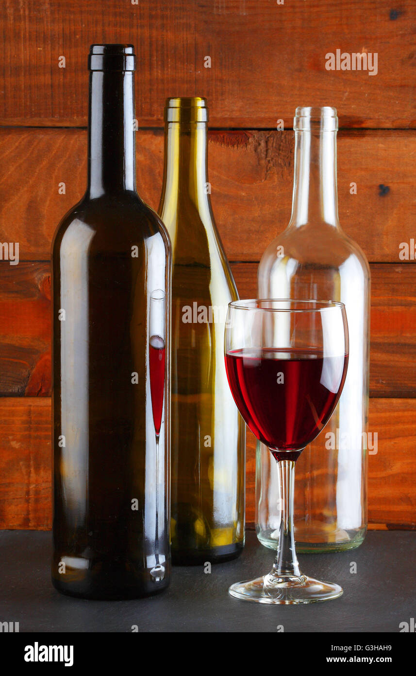 Bouteilles de vin vides Banque de photographies et d’images à haute ...