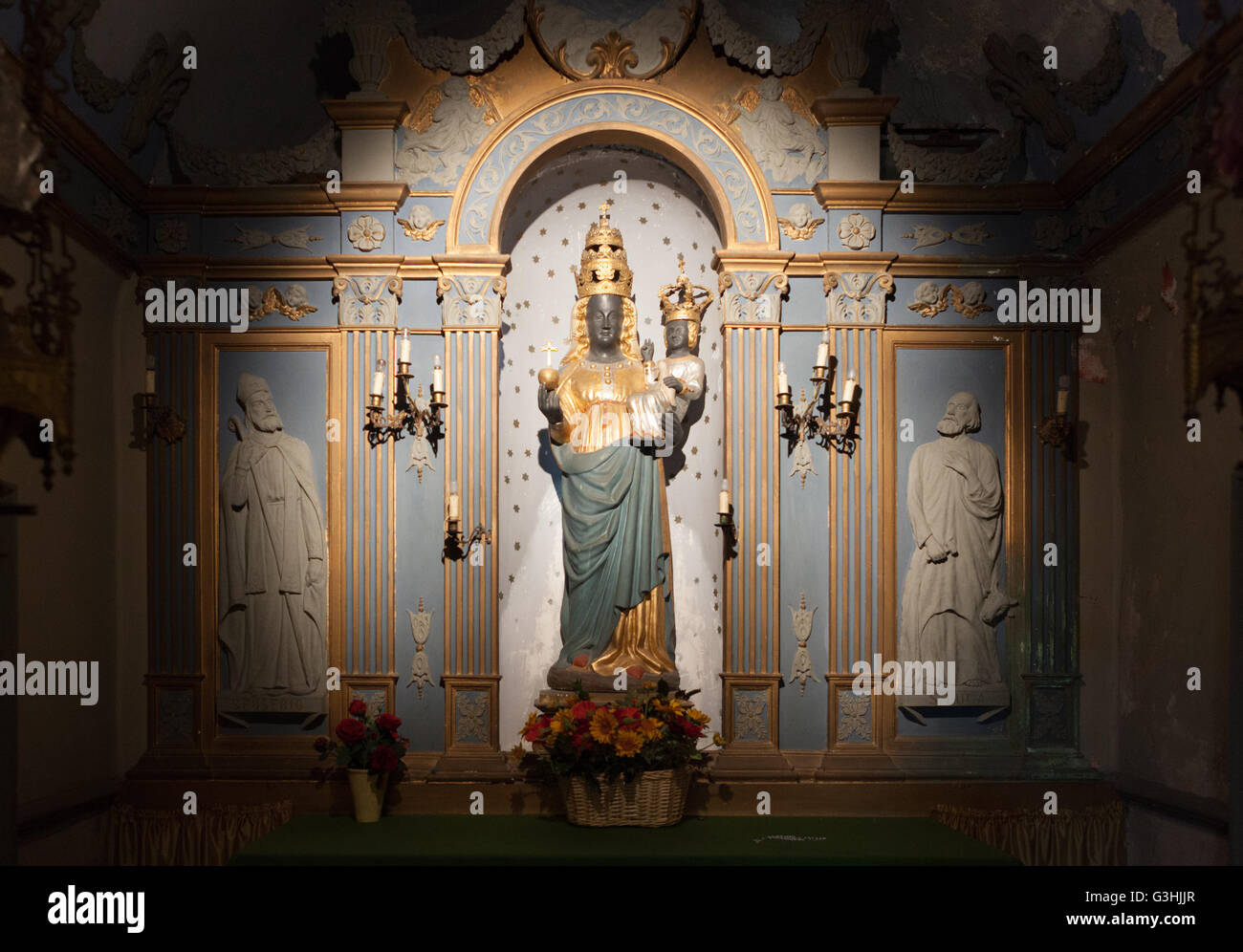 Une statue de la Vierge Noire dans la chapelle de Chiesa di Santa Maria ...