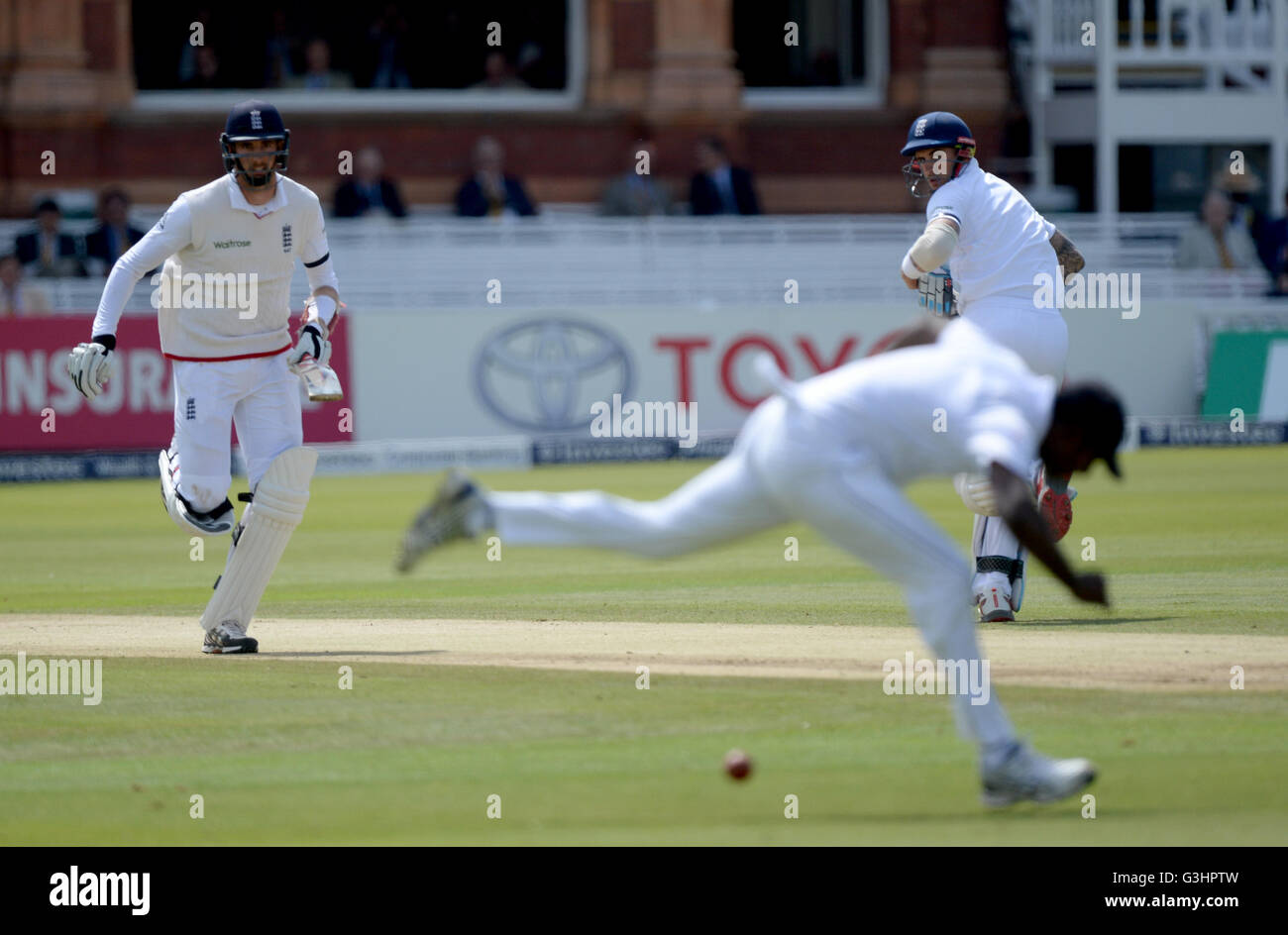 England's Steven Finn (à gauche) et Alex Hales exécuter entre les ...