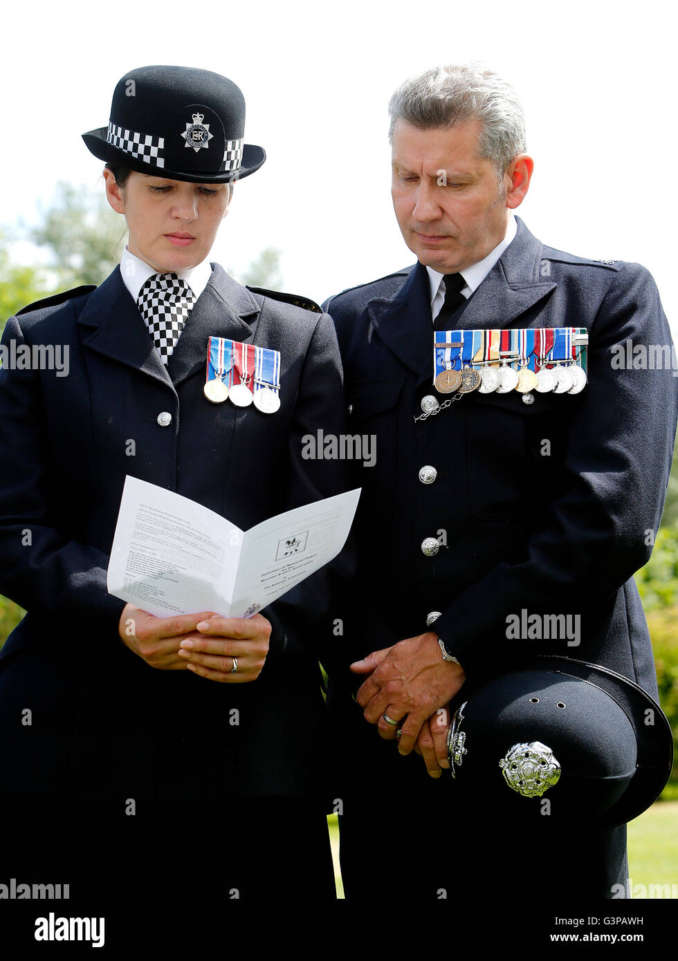 Pc william hounsome et wpc emma toomey Banque de photographies et d ...