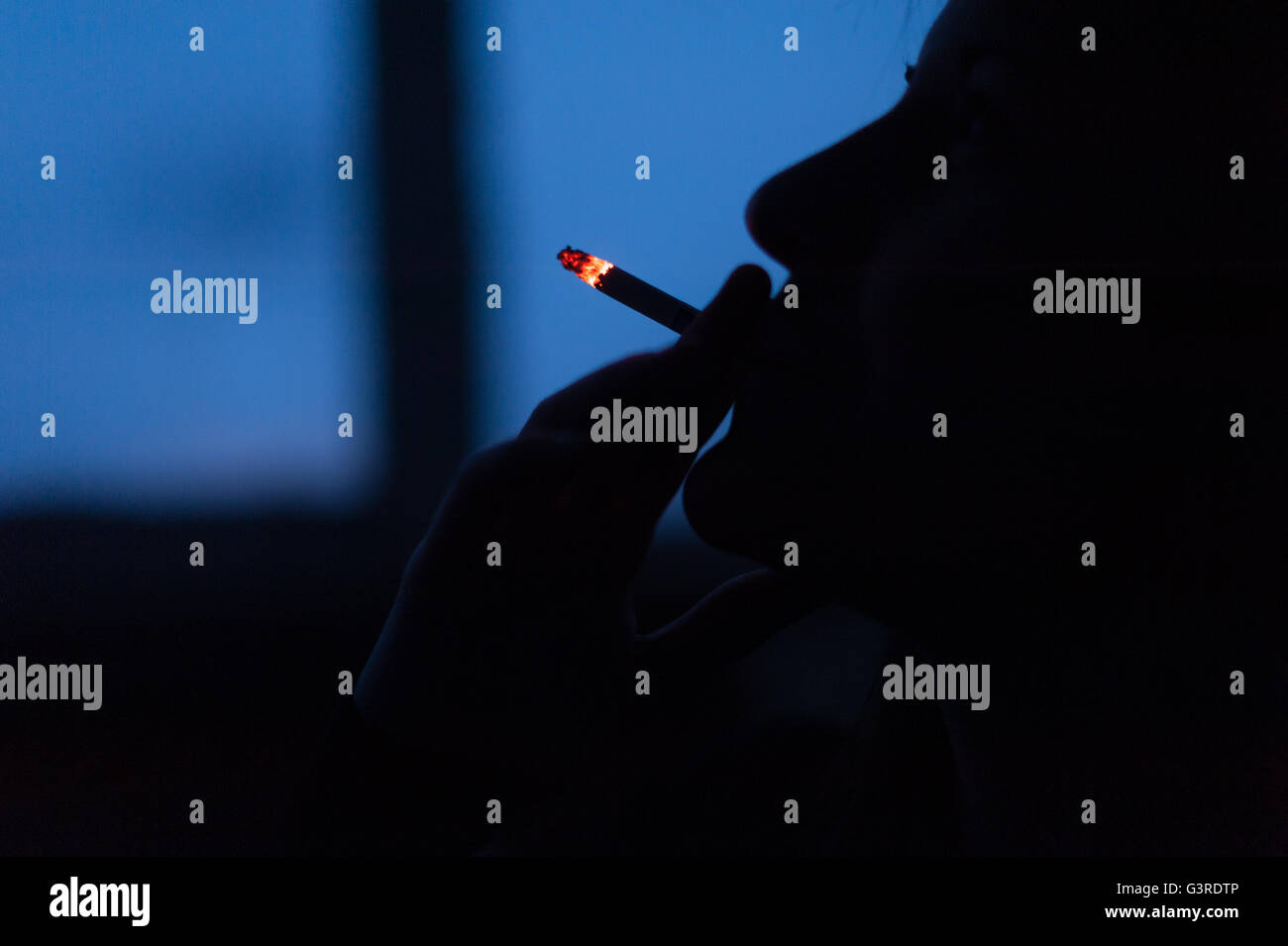 Smoke cigarette Banque de photographies et d’images à haute résolution ...