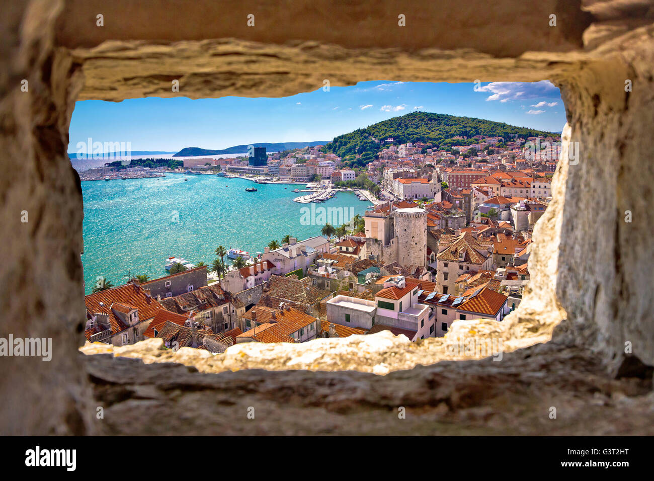 Vue aérienne de la baie de Split à travers la fenêtre en pierre, Dalmatie, Croatie Photo Stock ...