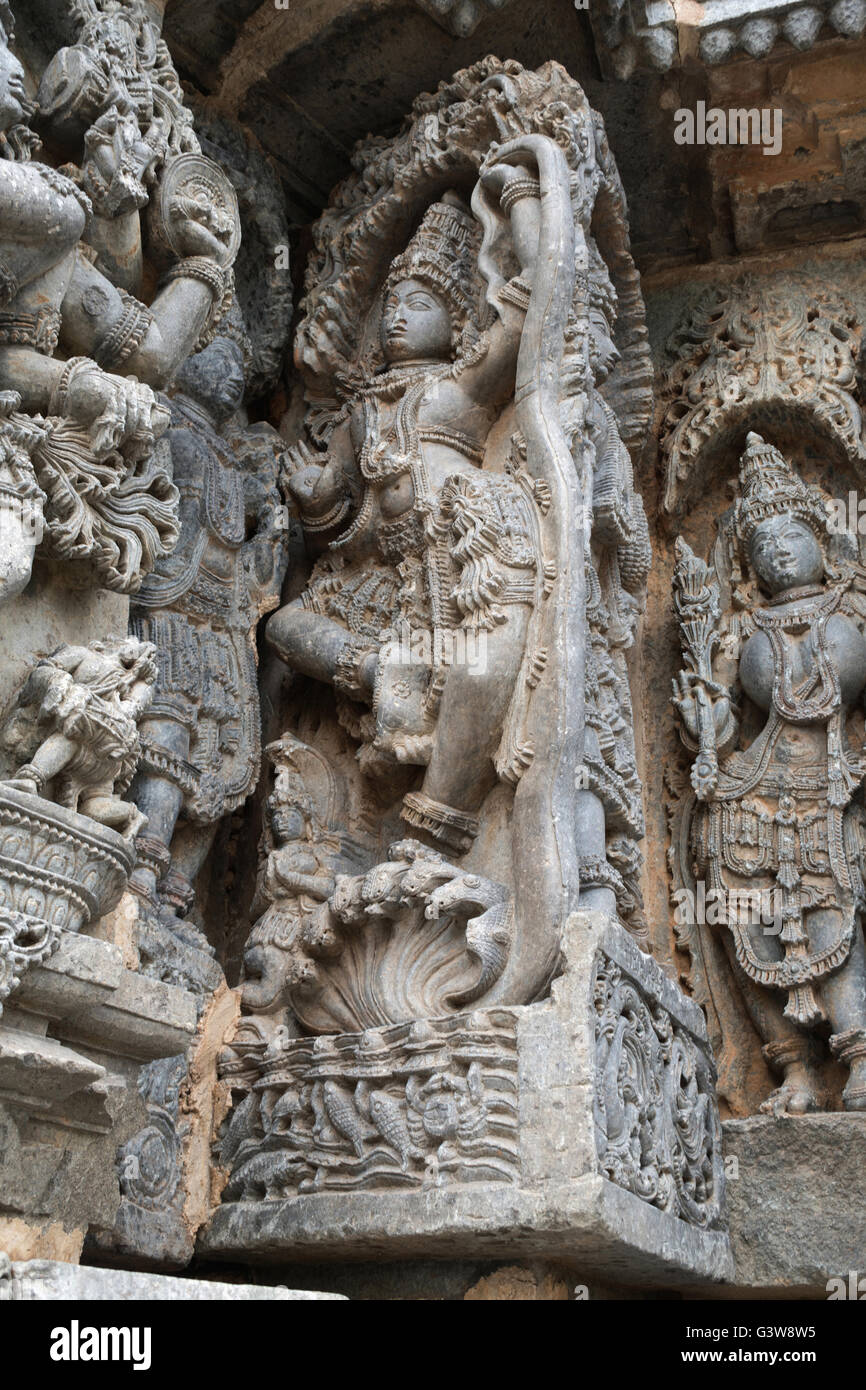 Mur décoré de bord bas-reliefs représentant Krishna dansant sur la tête ...