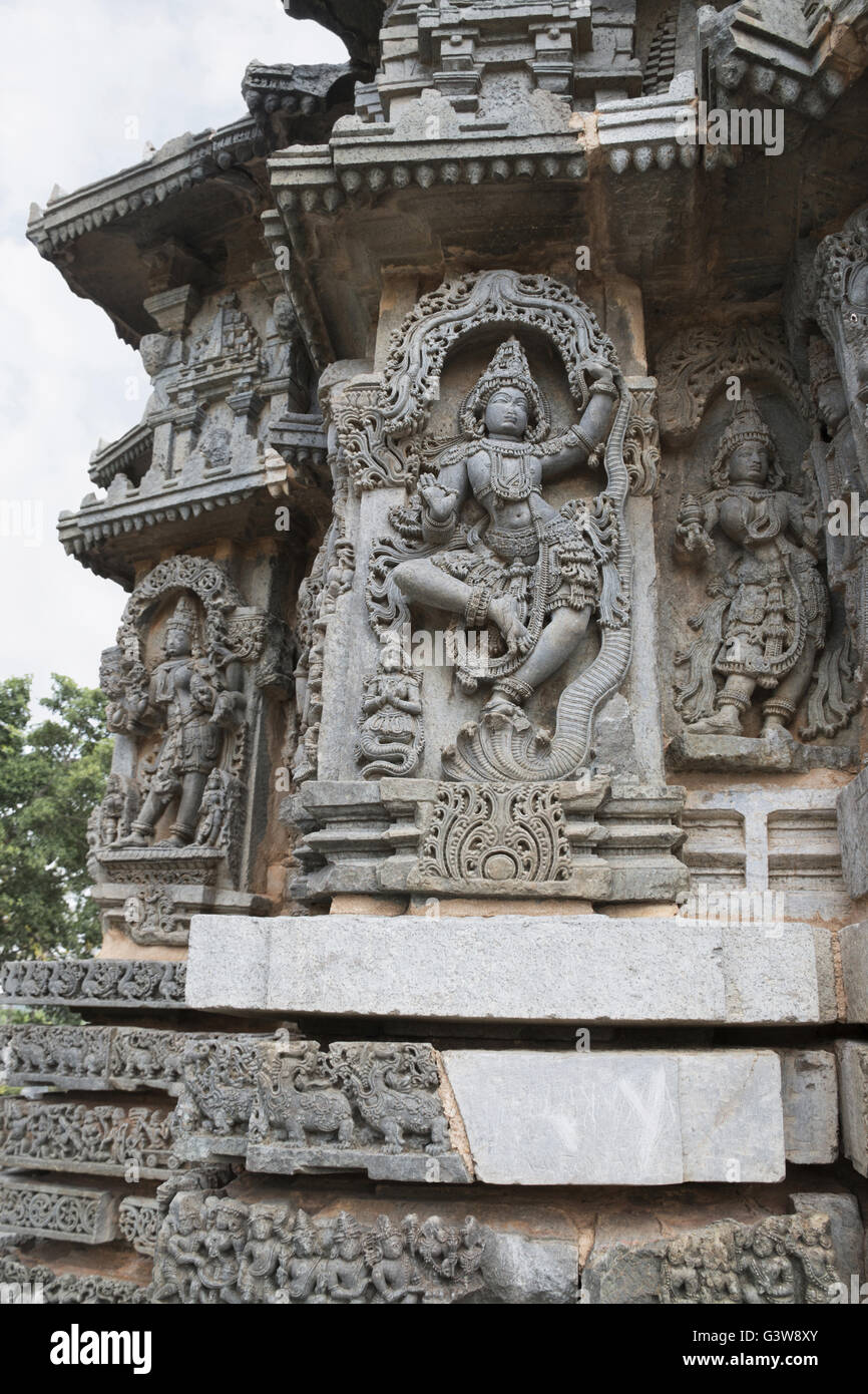 Mur décoré de bord bas-reliefs représentant Krishna dansant sur la tête ...