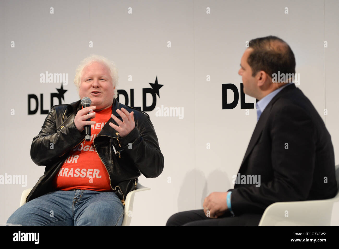 MUNICH/ALLEMAGNE - 16 juin : Deon Newann (IBM Watson, l.) parle avec ...
