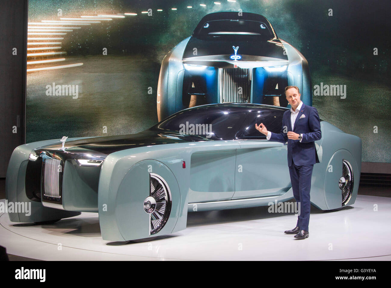 Directeur design rolls royce motor cars giles taylor parle Banque de ...
