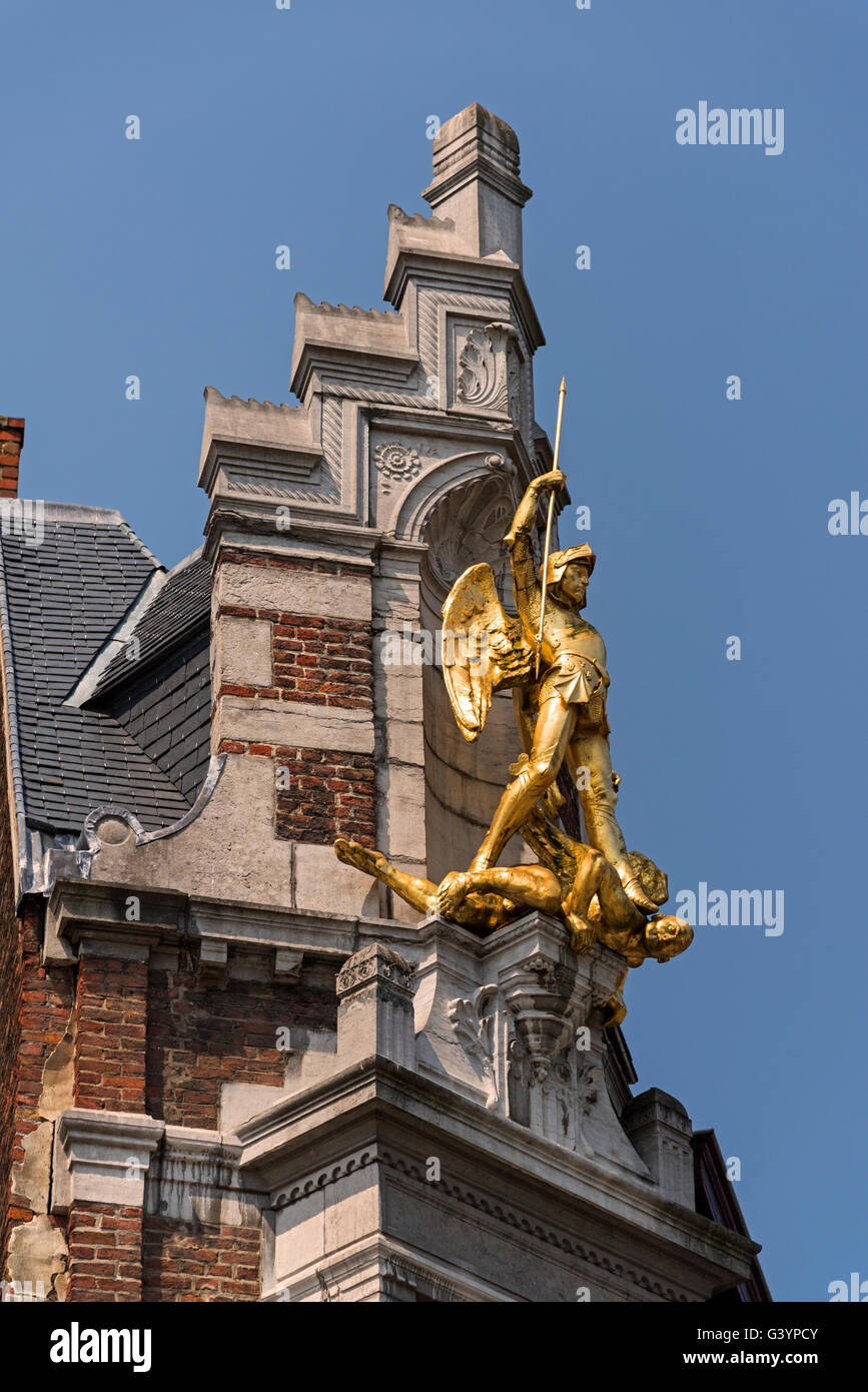 Statue of saint michael Banque de photographies et d’images à haute ...