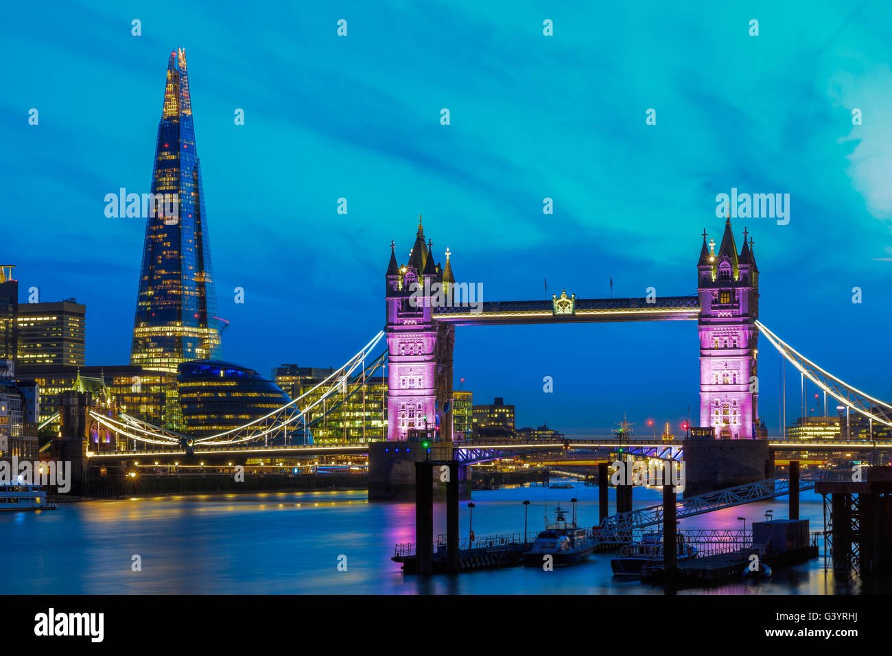Tower bridge city hall nuit londres Banque de photographies et d’images ...