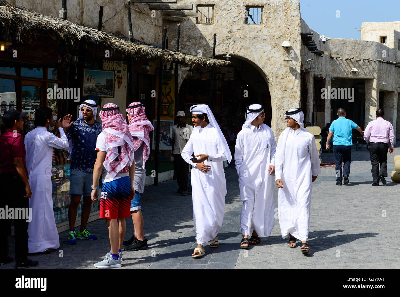 QATAR, Doha, Bazar Souq Waqif , western tourist avec couvre-chef arabe ...