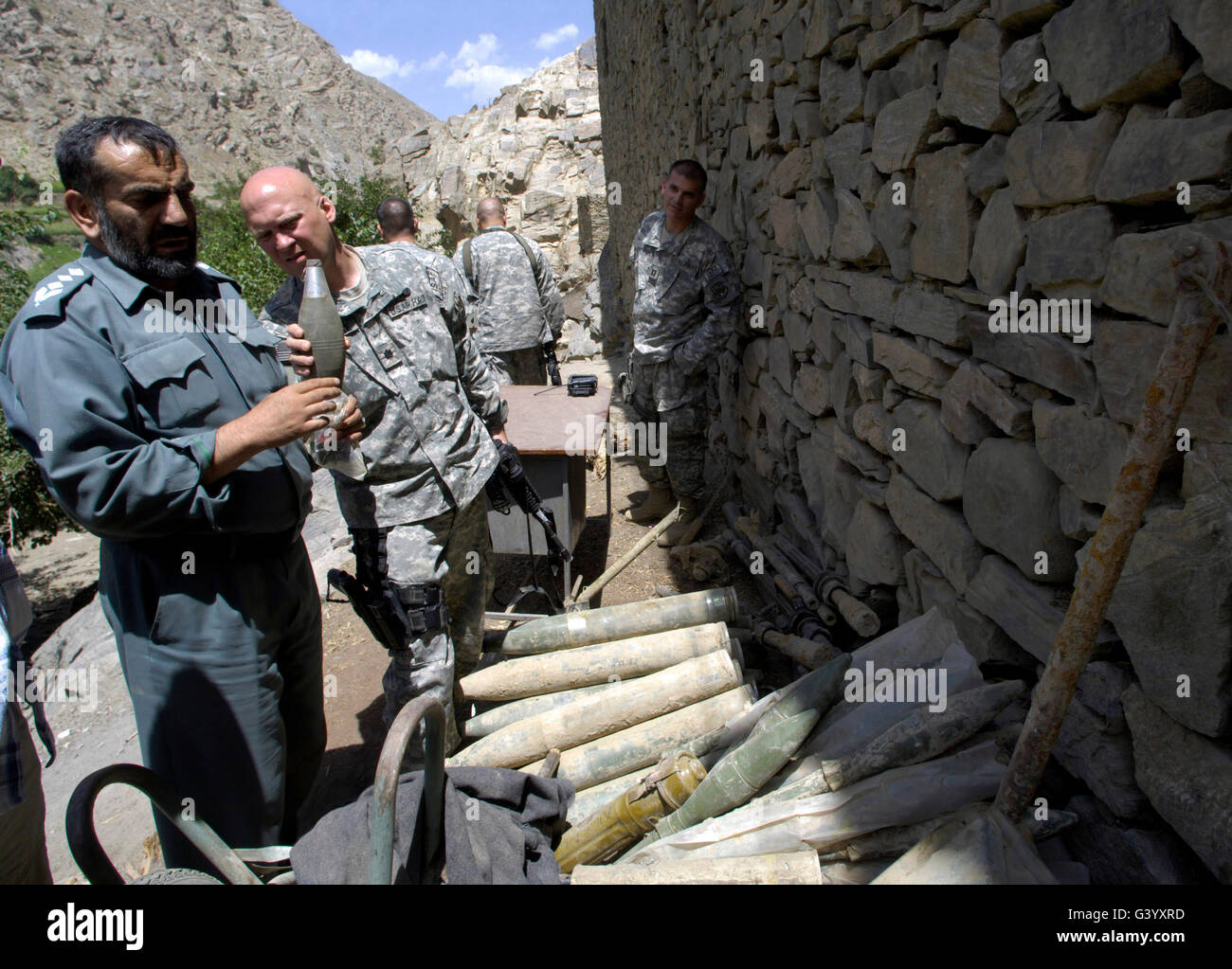 Armes de cache Banque de photographies et d’images à haute résolution - Alamy