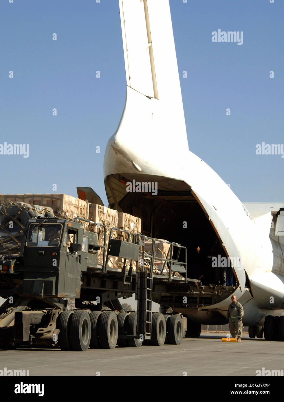 A 60K Tunner loader s'éloigne après réception d'une cargaison d'un ...