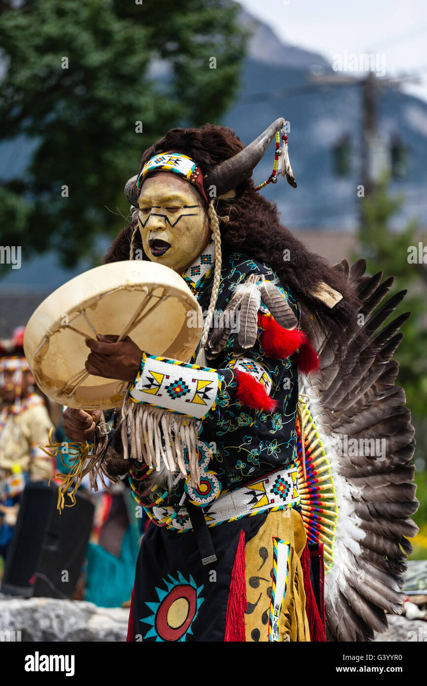 Homme autochtone canadien dansant Banque de photographies et d’images à ...