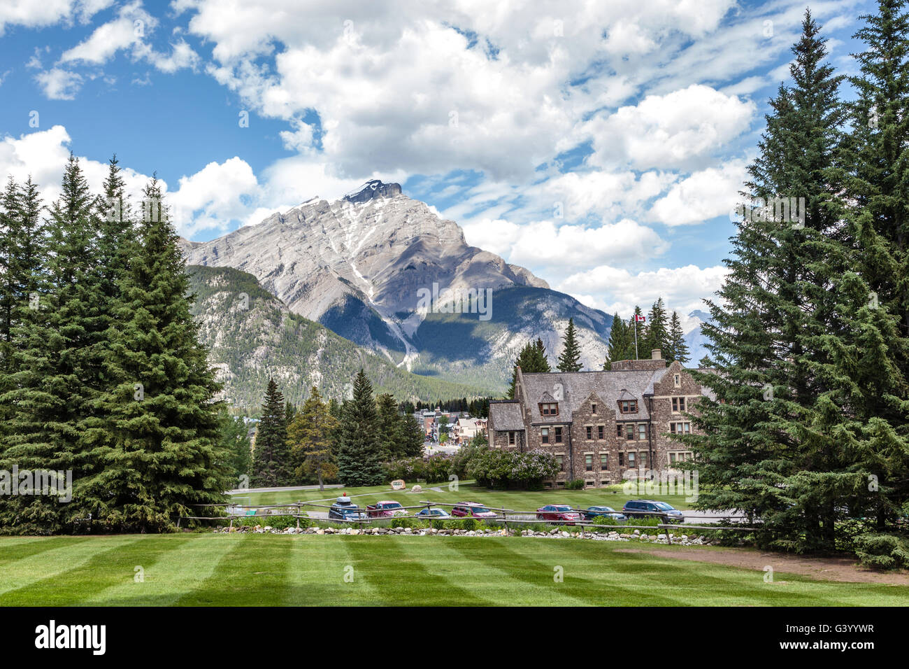 Banff town cascade mountain banff Banque de photographies et d’images à ...
