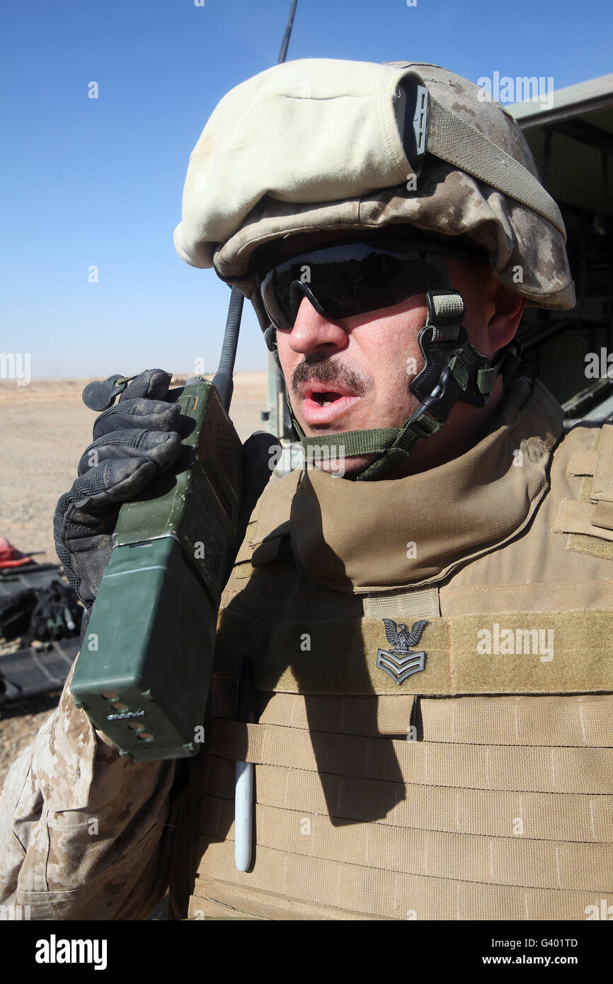 Military soldier talking radio walkie talkie Banque de photographies et ...