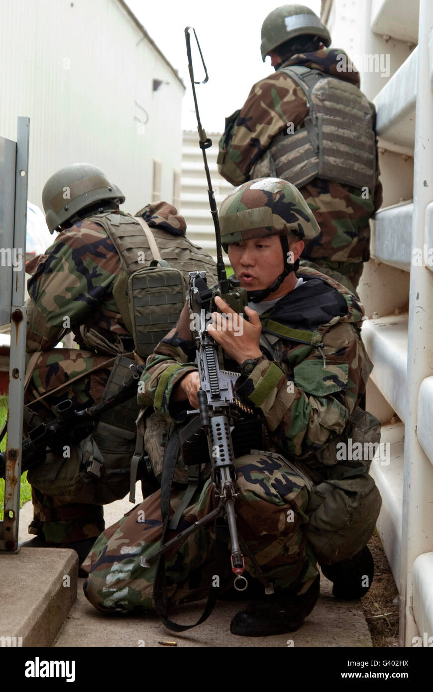 Military soldier talking radio walkie talkie Banque de photographies et ...