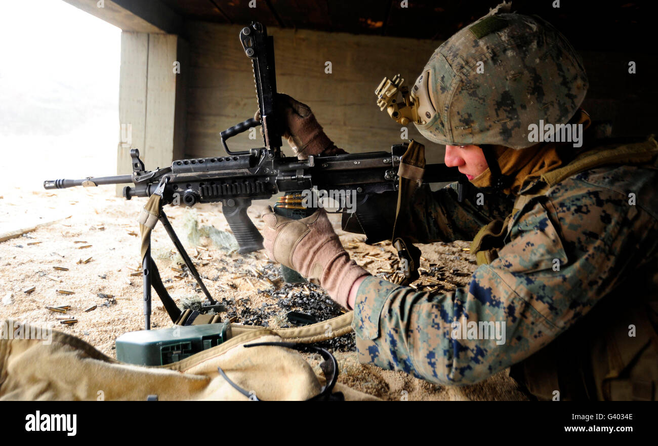 Military loads machine gun Banque de photographies et d’images à haute ...