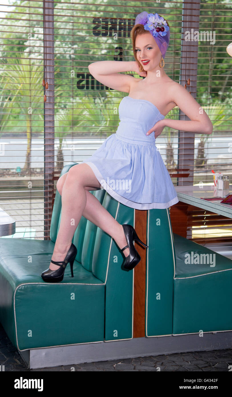 Look années 60 pin up girl dans un restaurant américain Photo Stock - Alamy
