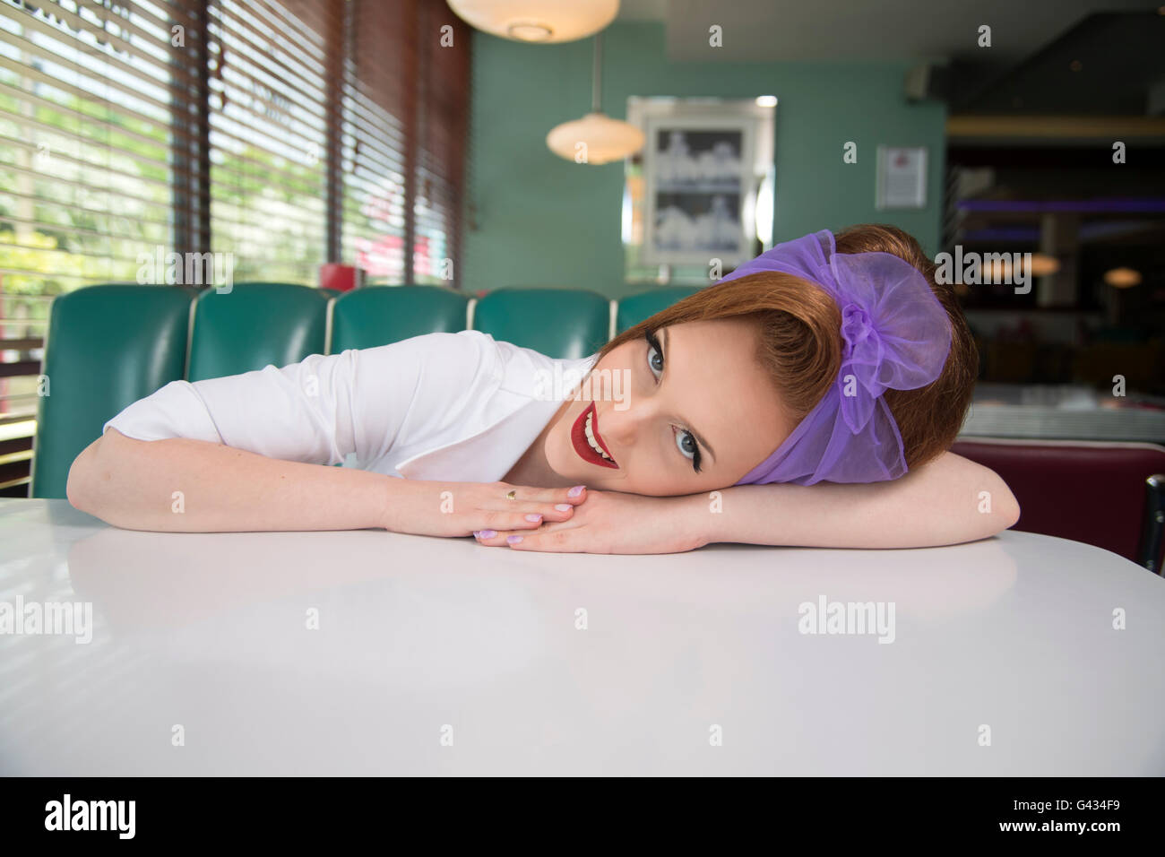 1960s look pin up girl Banque de photographies et d’images à haute ...