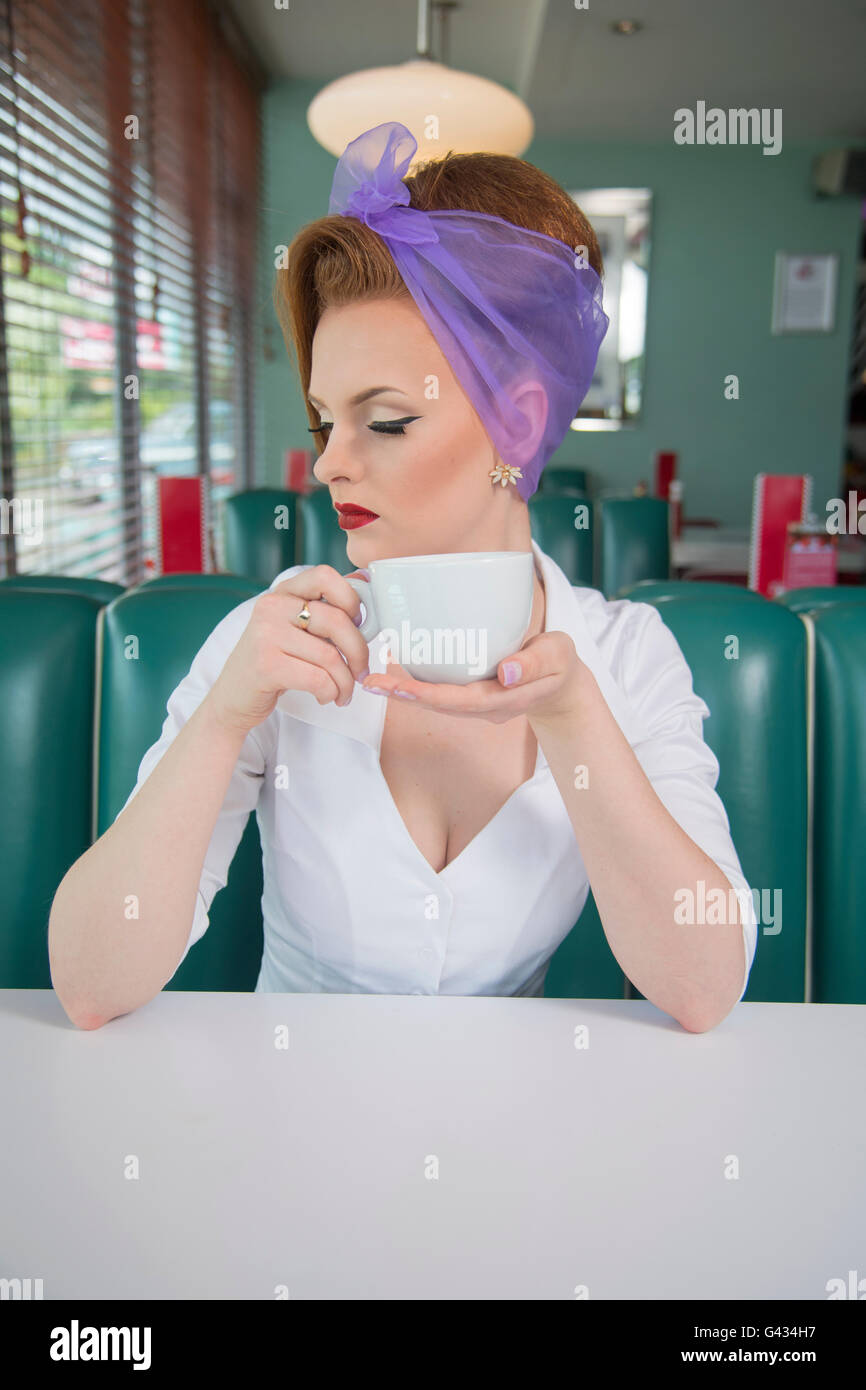 Look années 60 pin up girl dans un restaurant américain tenant une ...