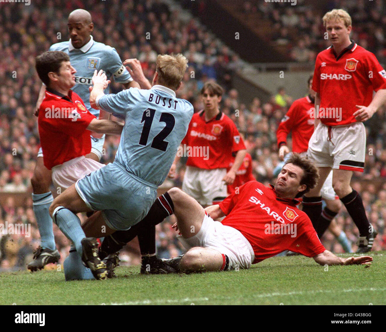 Une terrible blessure pour Dave Busst de Coventry City (no 12) lors d ...