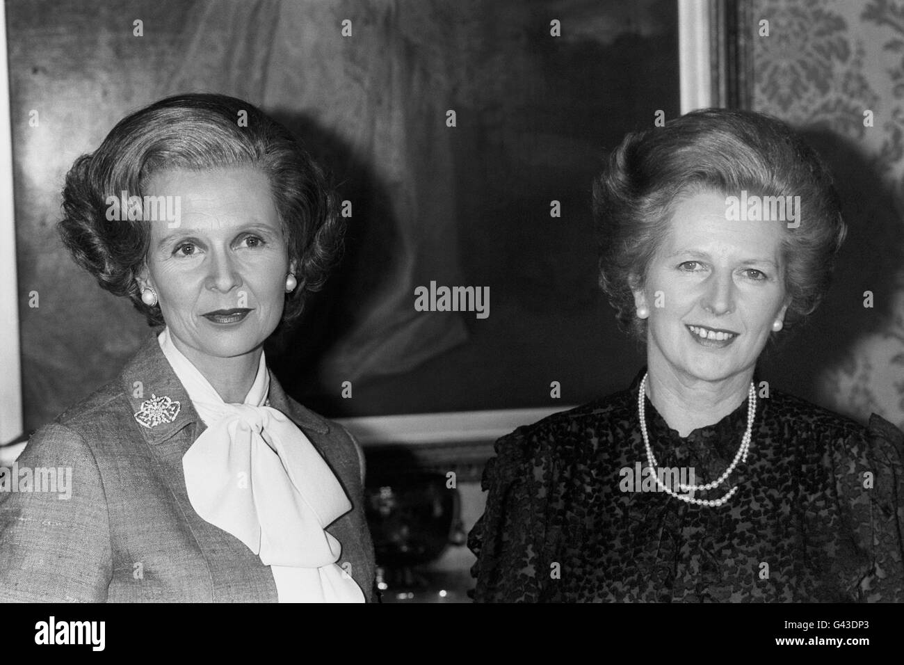 Margaret Thatcher, à droite, mise en scène par l'actrice Angela Thorne ...