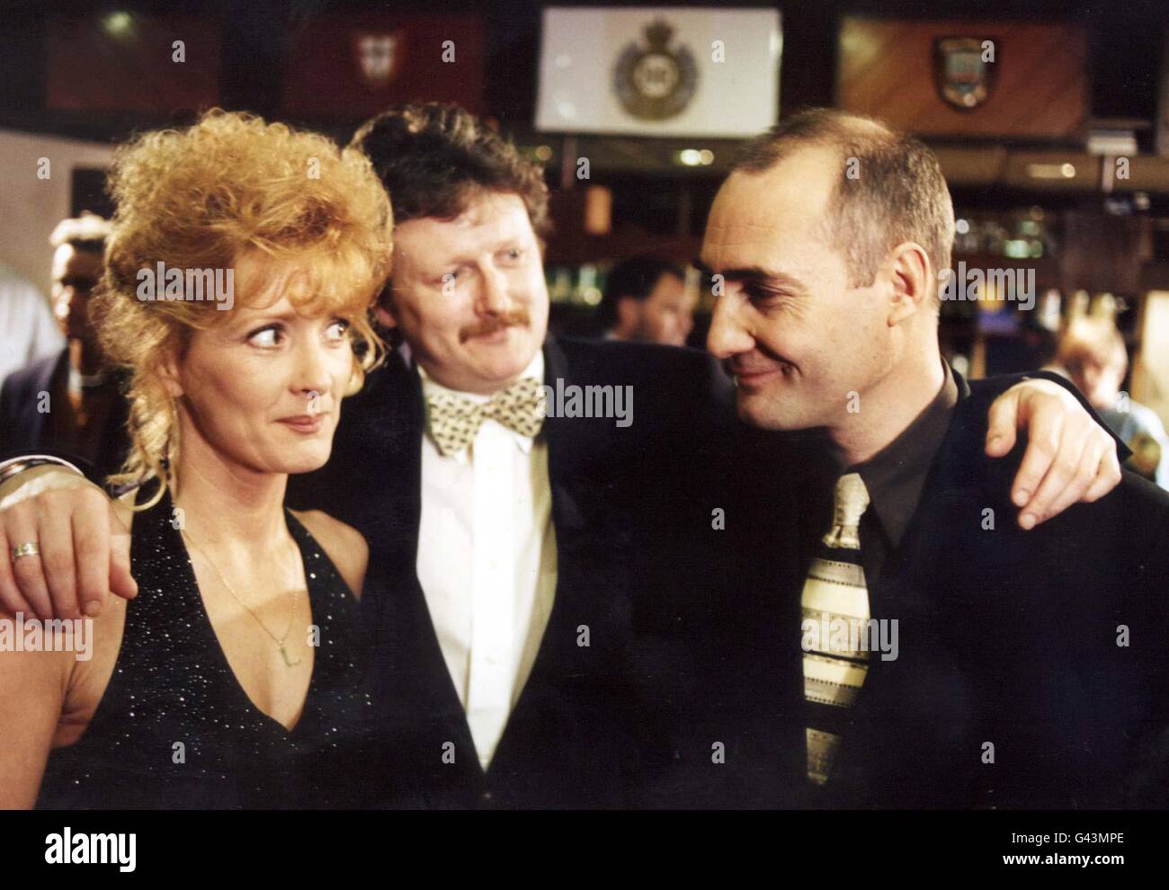 Liz (Beverley Callard) détecte le danger quand elle et Jim (Charles ...