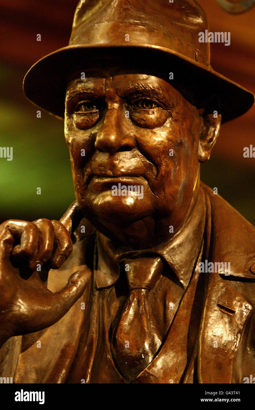 Ls lowry sculpture Banque de photographies et d’images à haute ...