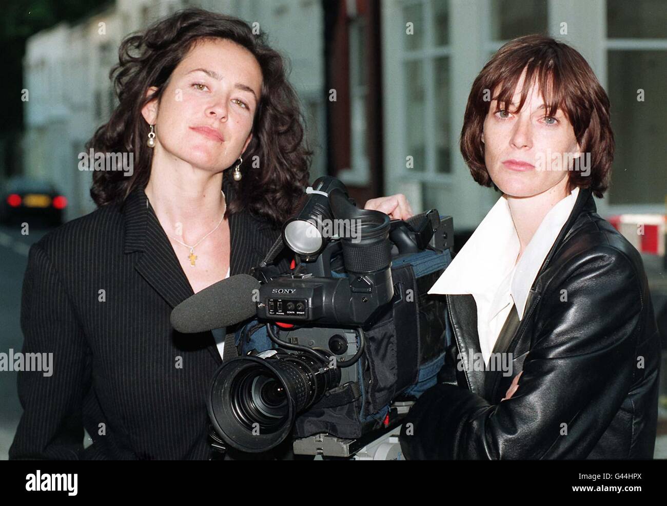 The cast of channel 4s drop the dead donkey Banque de photographies et ...
