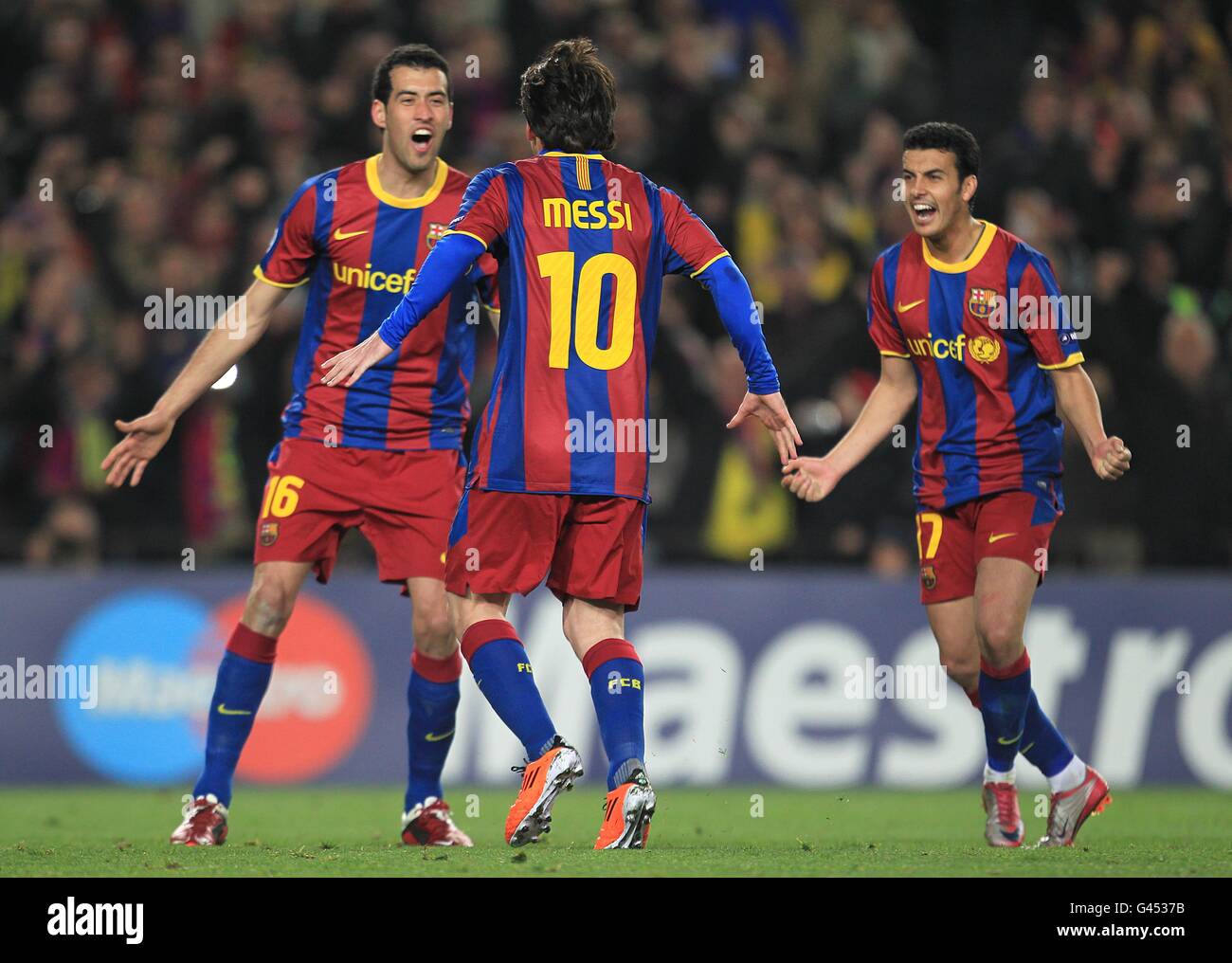 Lionel Messi (au centre) de Barcelone célèbre avec ses coéquipiers après avoir obtenu son score ...