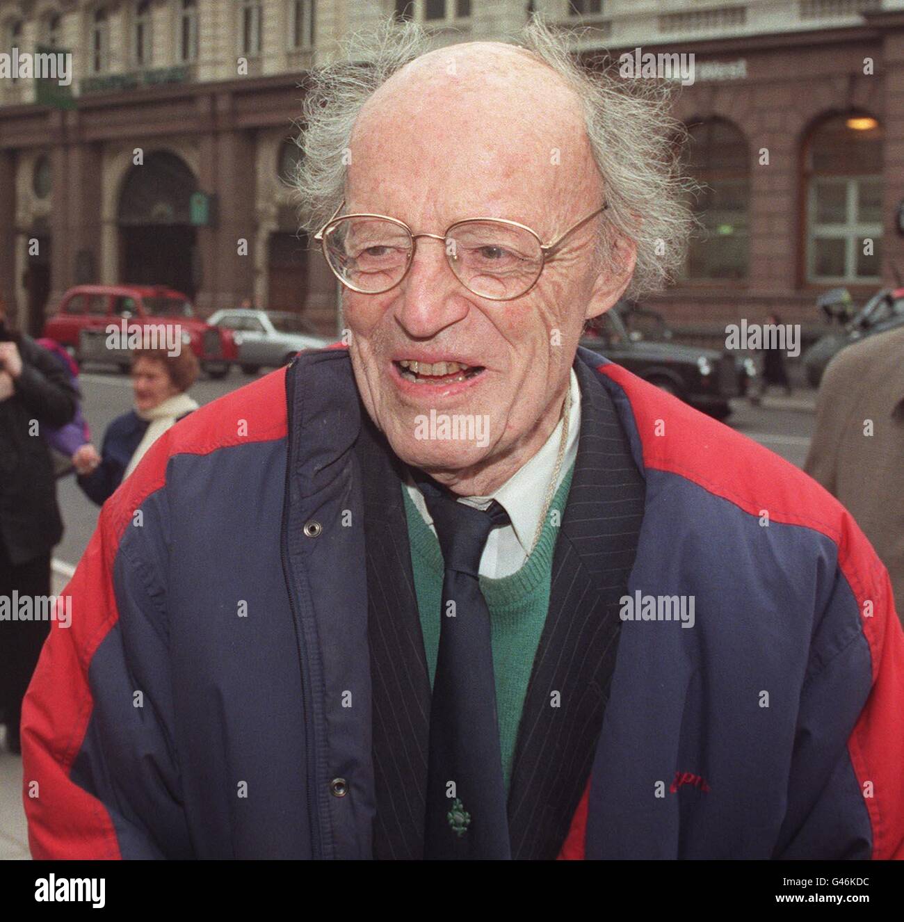 Lord longford arrive à la haute cour de londres Banque de photographies ...