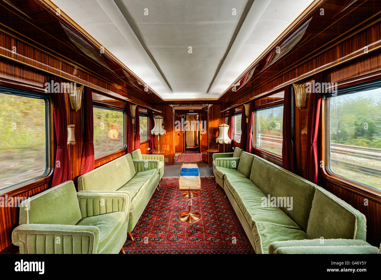 Intérieur de luxe vinitage vieux train transport de 1950 Photo Stock ...