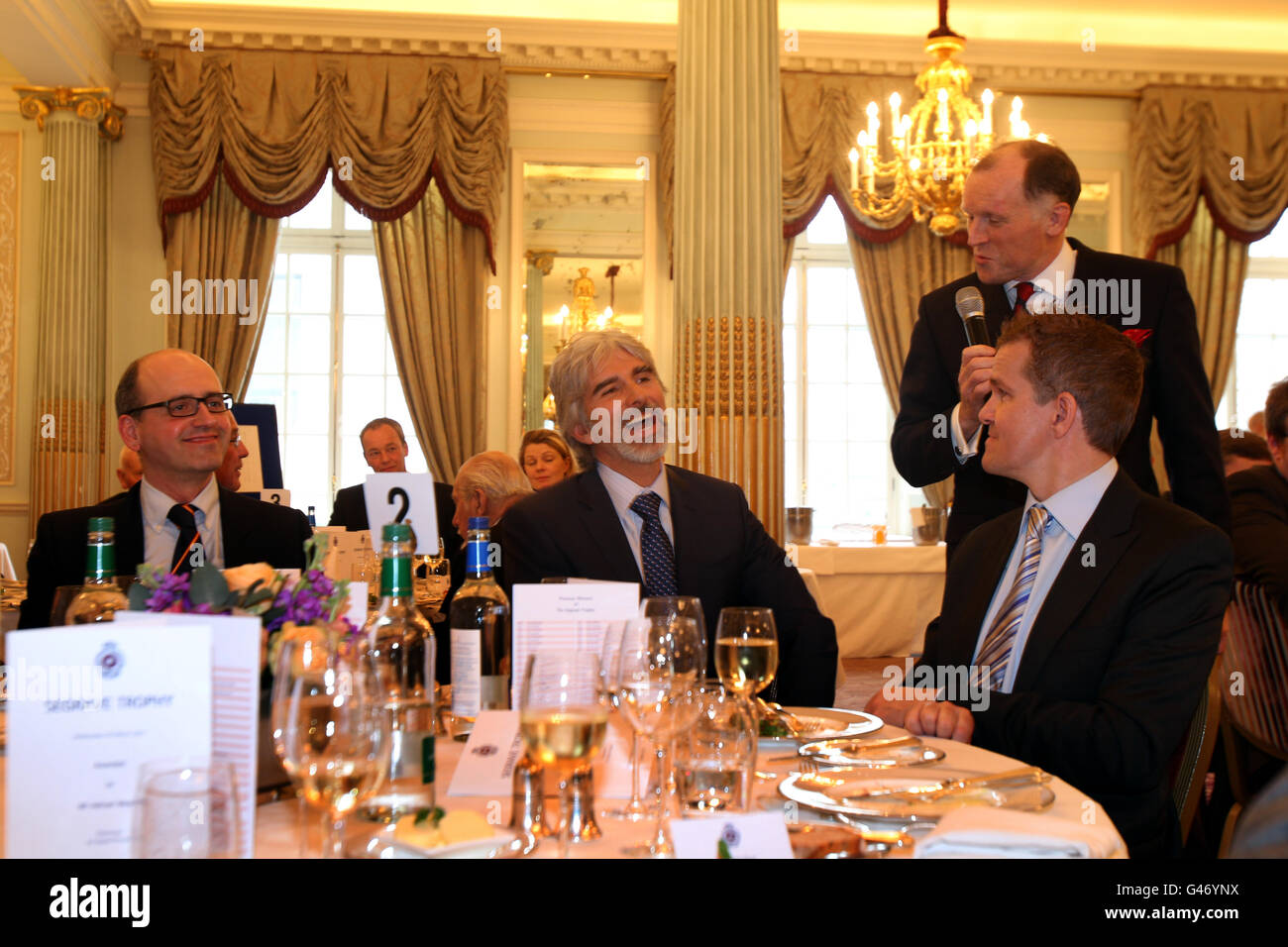 Champion du monde de f1 damon hill au royal automobile club Banque de ...