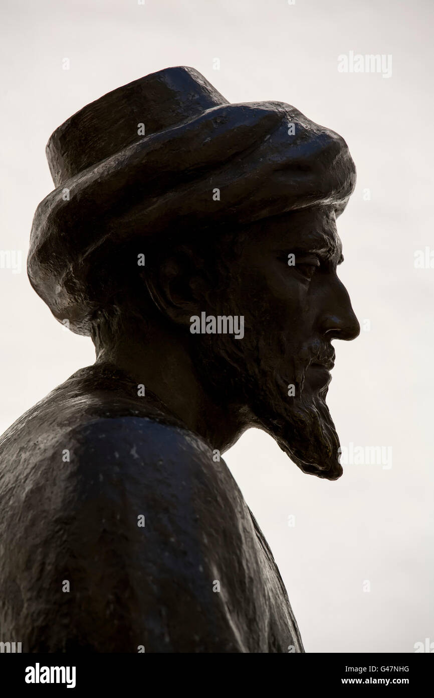 Statue de moïse maimonides ou rambam dans le quartier juif Banque de ...