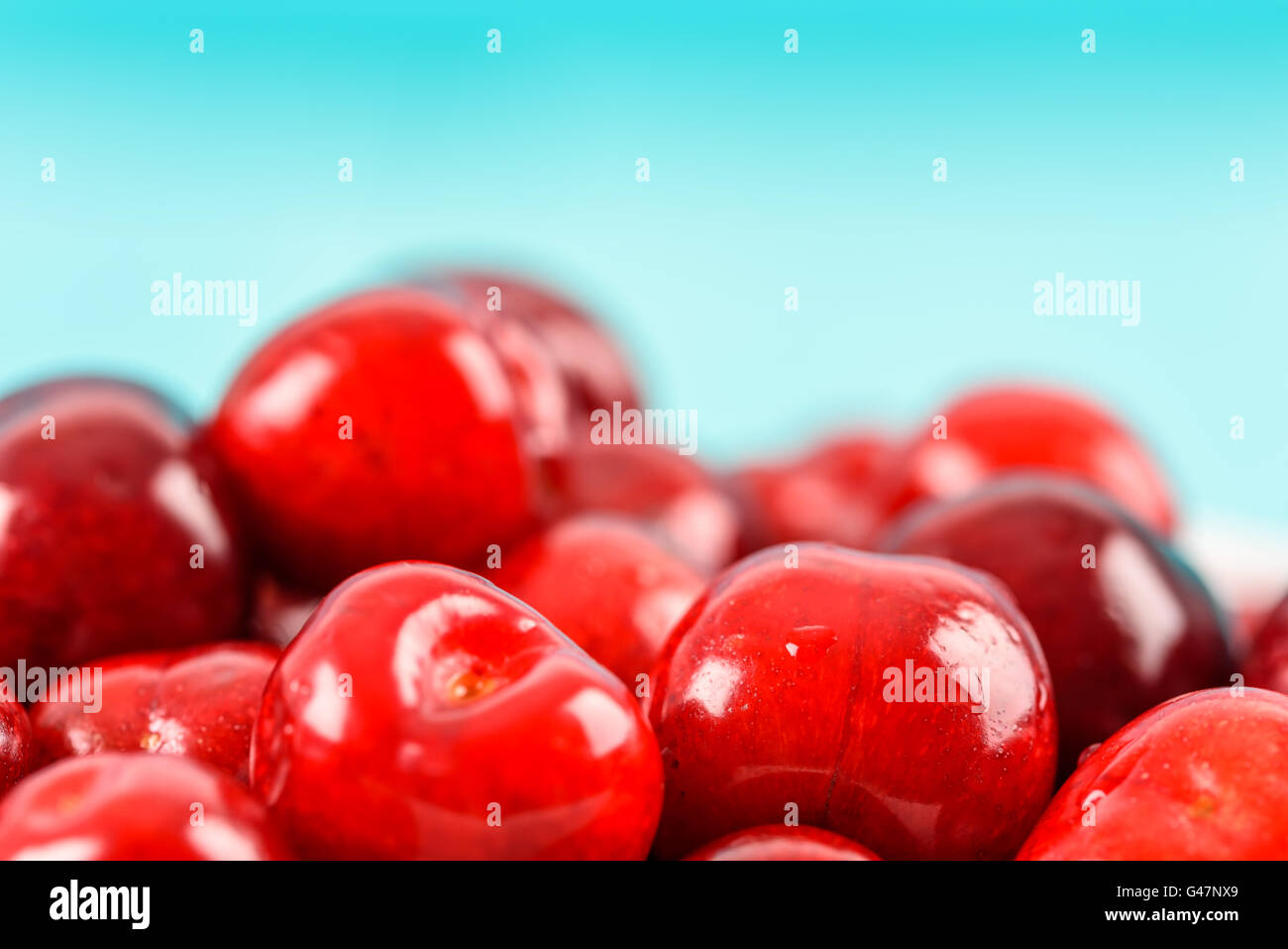 Manger des fruits rouges Banque de photographies et d’images à haute ...