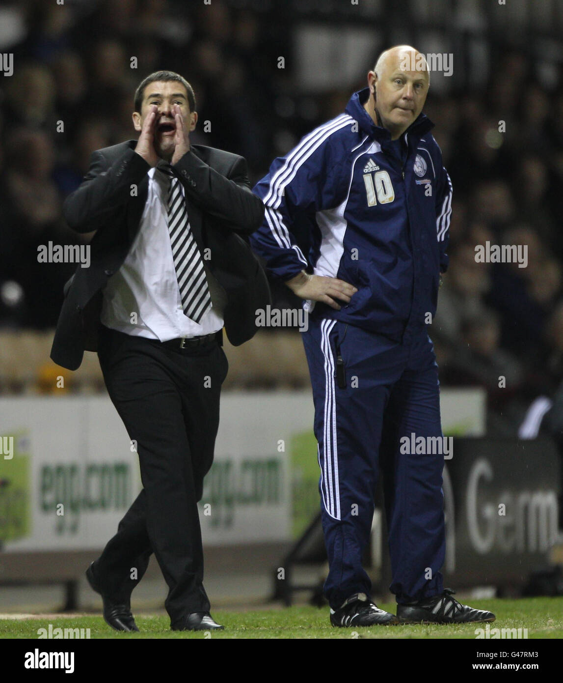 Nigel Clough, directeur du comté de Derby, a crié ses instructions lors ...