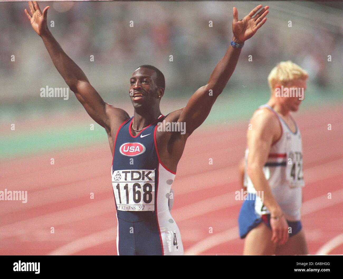 Des émotions contrastées de l'américain Michael Johnson célébrant la ...
