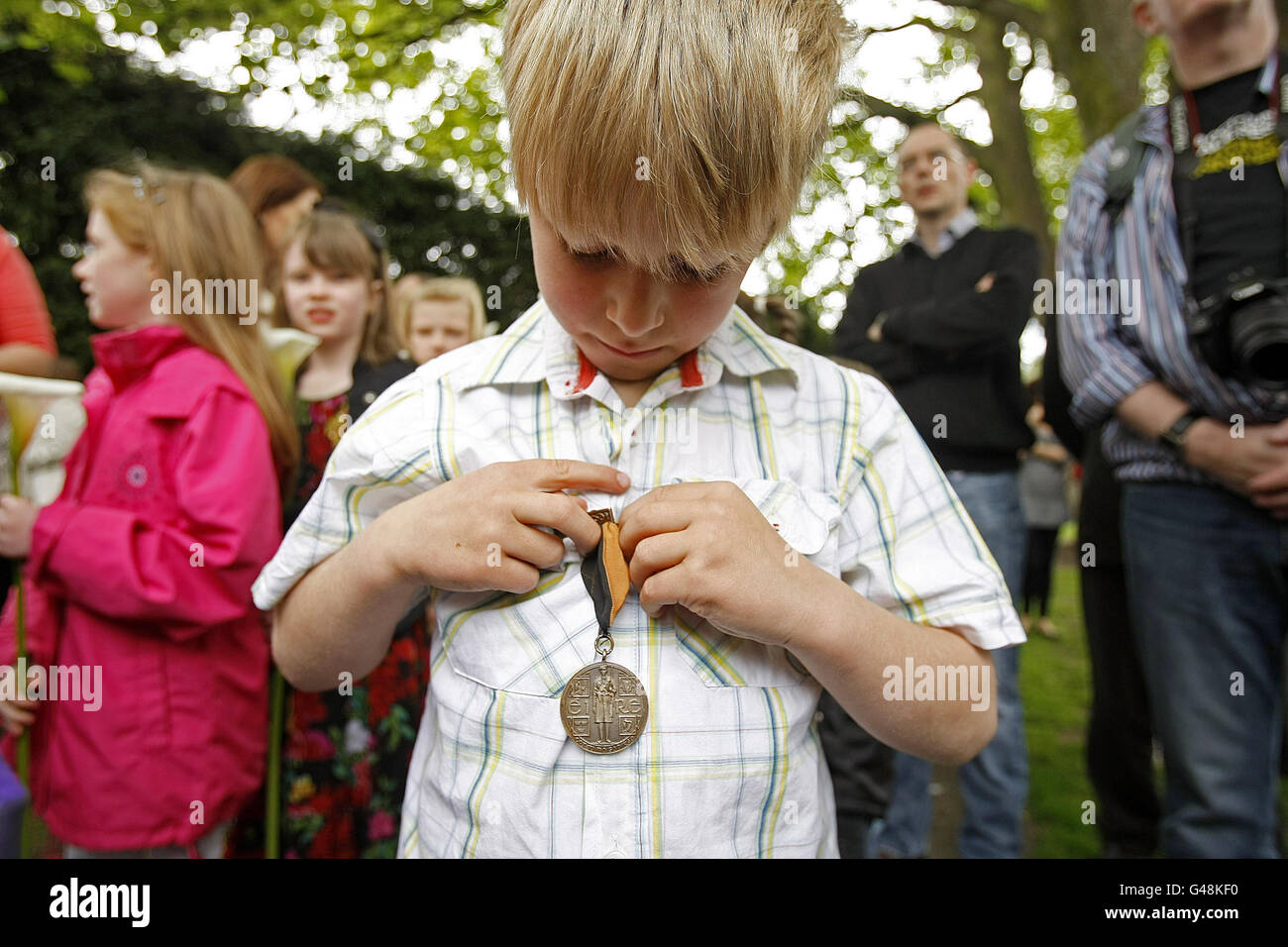 James Timmons épingle sa médaille de l'arrière-grand-père, John Denis ...