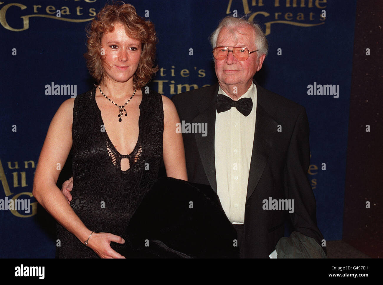 PA NEWS PHOTO 27/10/96 ACTEUR CLIVE DUNN ET MISS FANNY OWEN À LA 'TANTE ...
