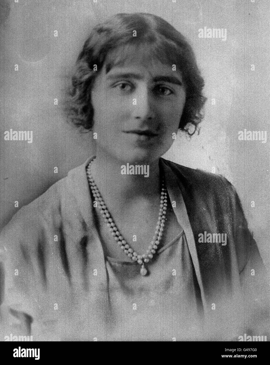 Elizabeth bowes lyon Banque d'images noir et blanc - Alamy