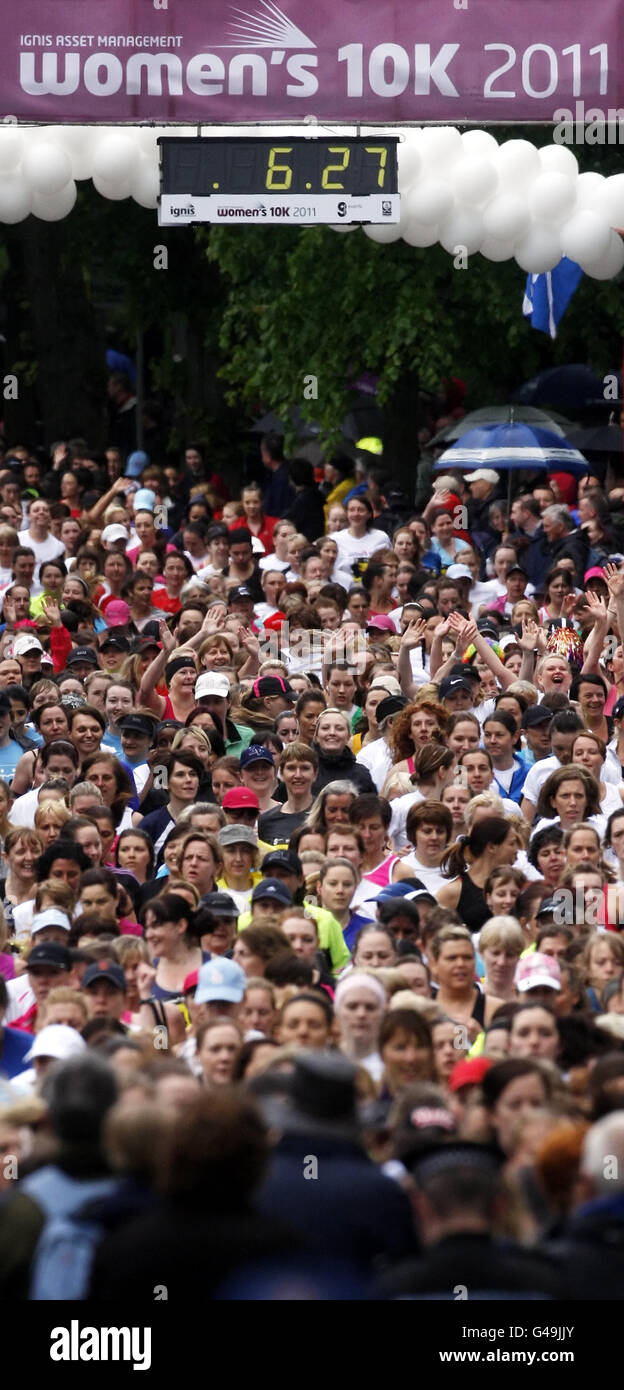 10k femmes Banque de photographies et d’images à haute résolution - Alamy