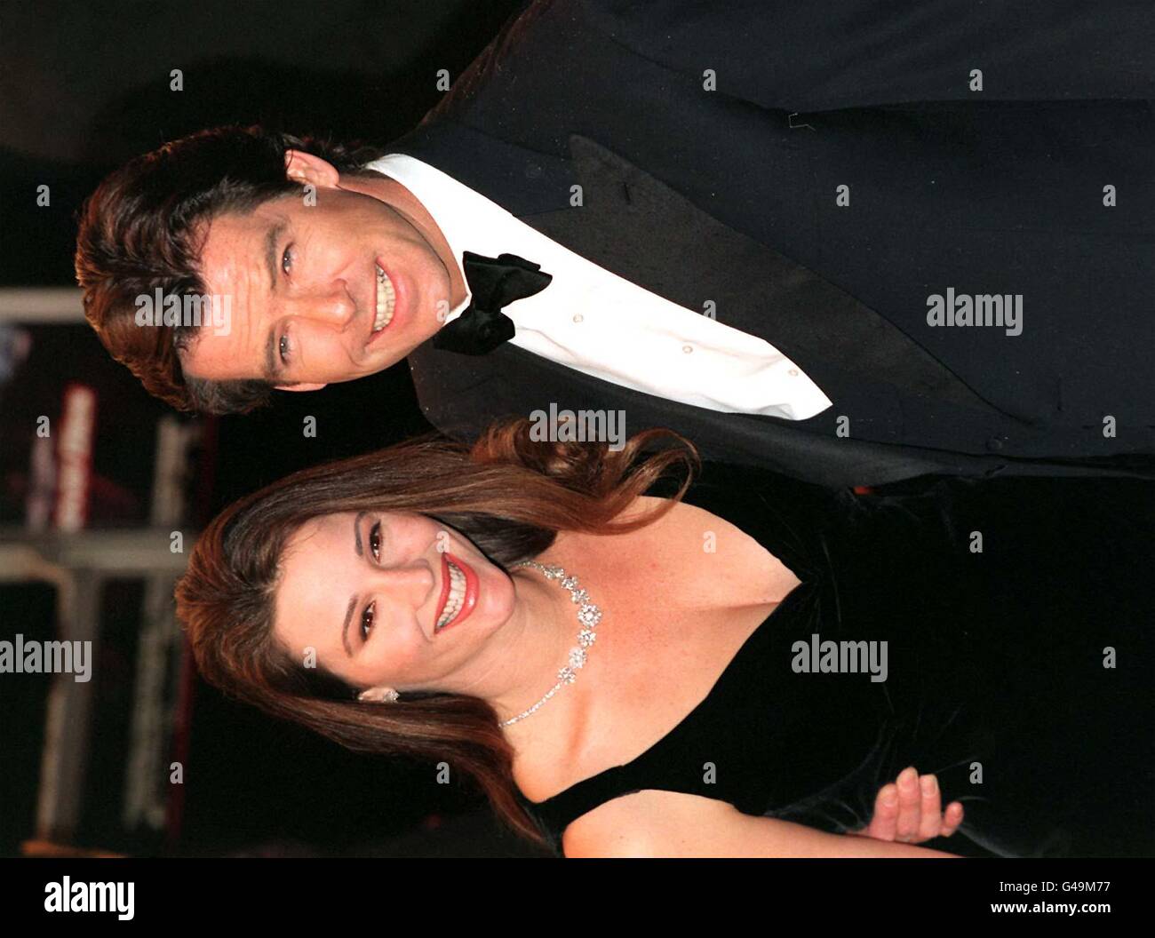 La star du bond, Pierce Brosnan, arrive avec sa petite amie Keely Sheye ...