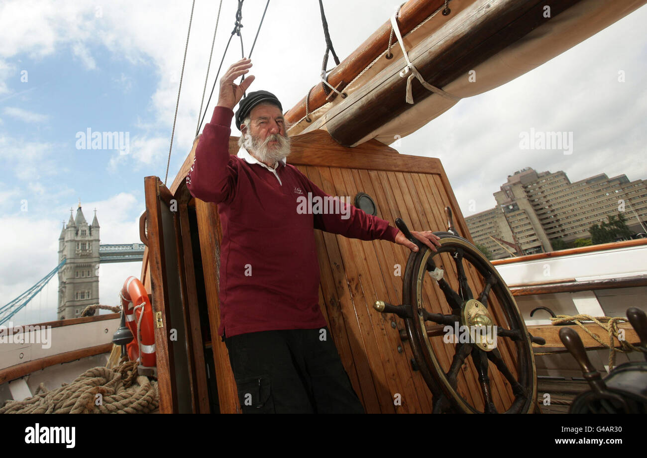 Propriétaire du bateau Leslie Morrish à bord du cargo en bois restauré ...
