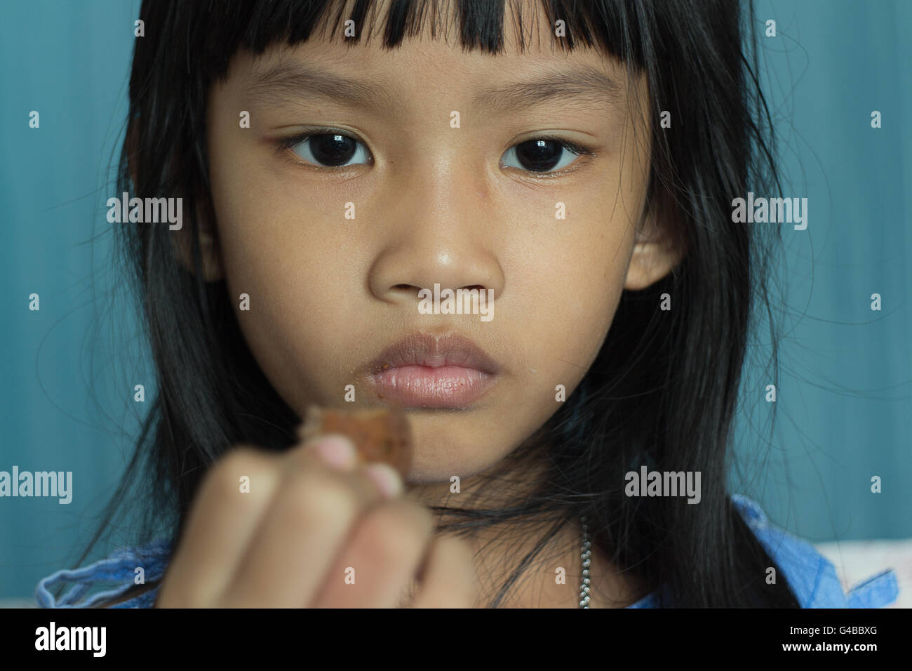 Portrait of a sick girl cookie manger couché dans un lit d'hôpital ...