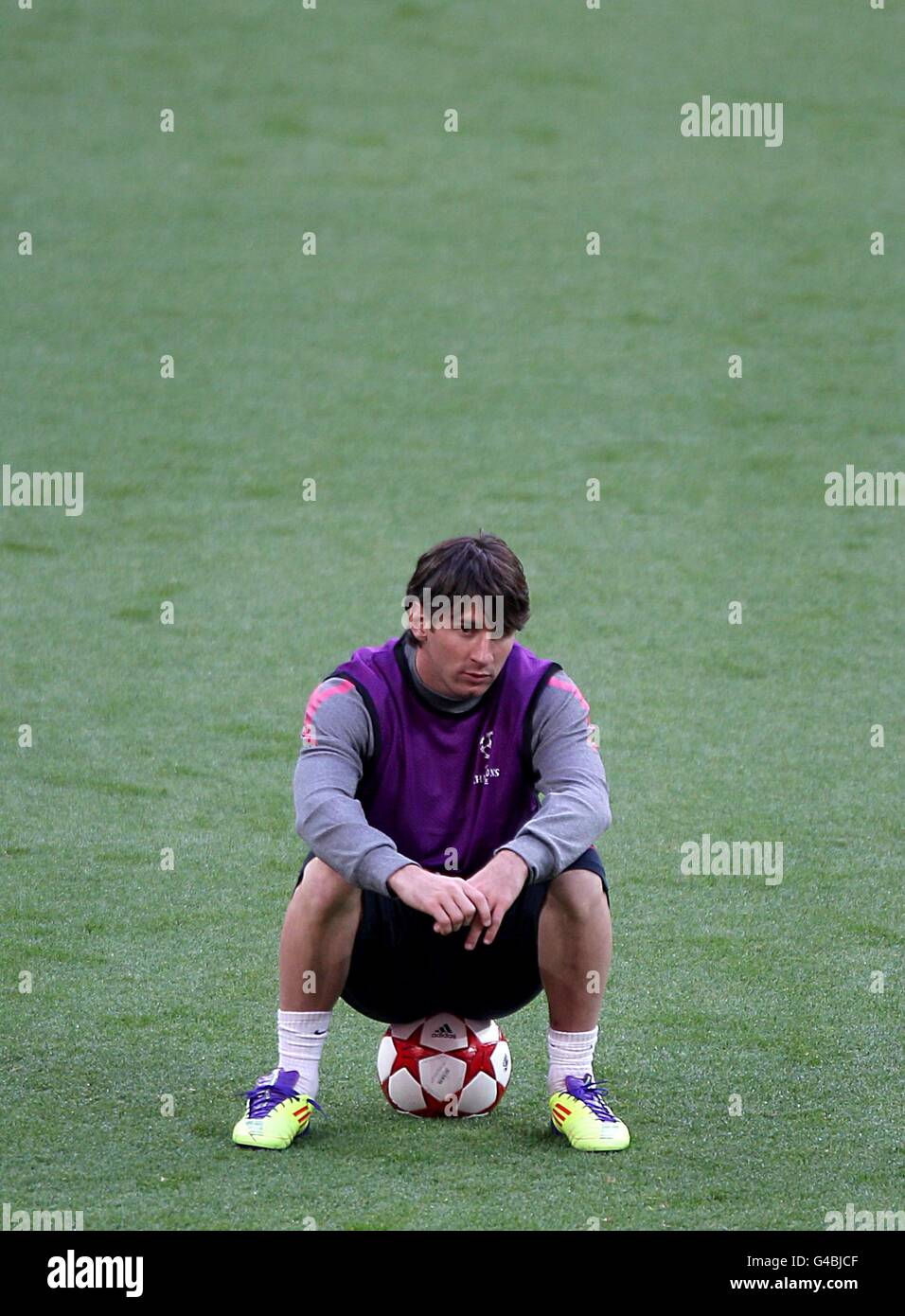 Barcelonas lionel messi sits on Banque de photographies et d’images à ...