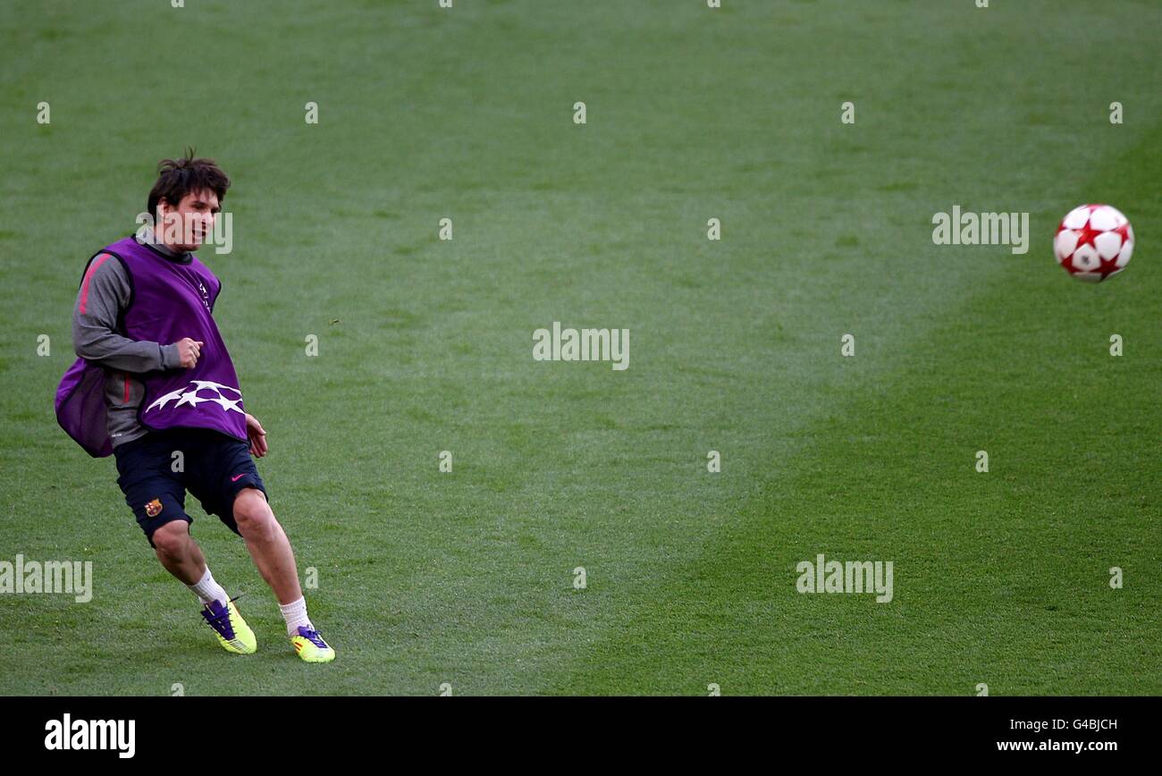Stade de wembley barcelonas lionel messi en formation Banque de ...